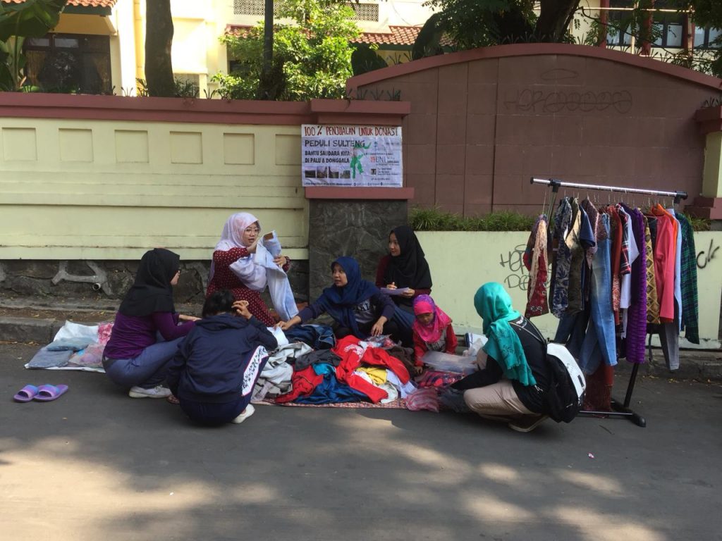 Volunteer STF Ramaikan Bazar Donasi di Kampus II UIN Jakarta | STF UIN ...